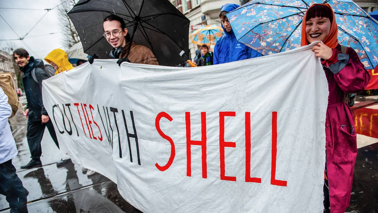 Studenten eisen dat universiteit geen geld meer aanneemt van bedrijven als Shell | Klimaat | NU.nl