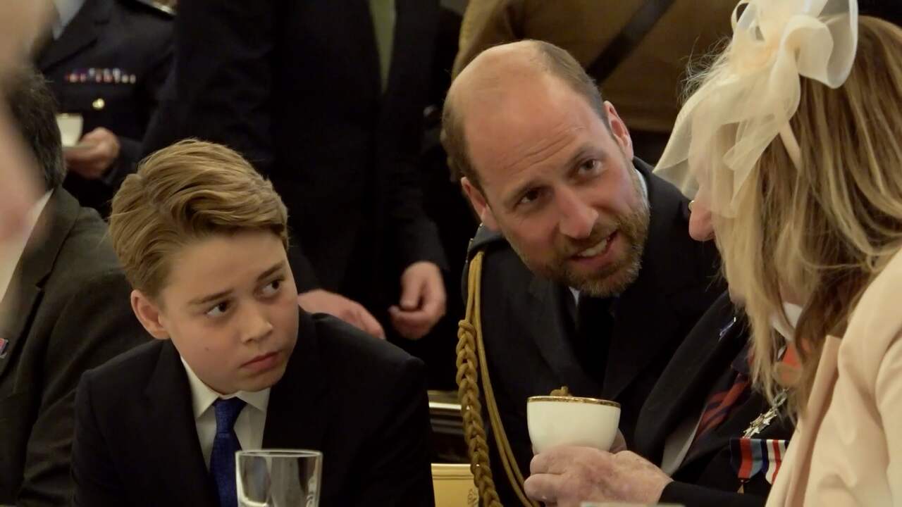 Prins George luistert aandachtig naar verhalen van WO II-veteranen | NU.nl