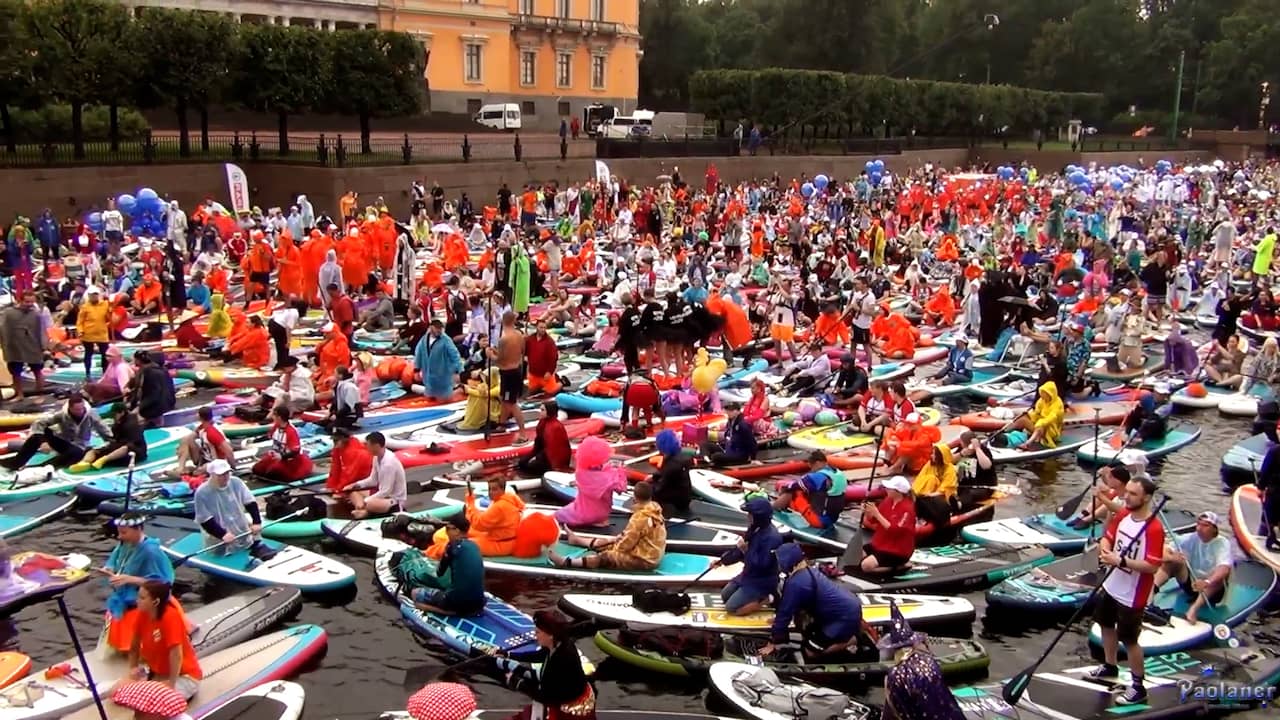 Duizenden verklede Russen suppen door Sint-Petersburg | NU.nl