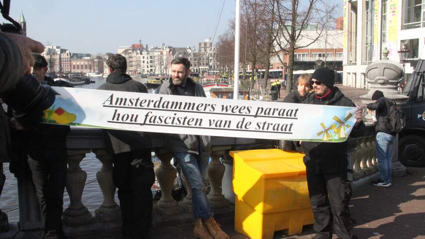 Arrestaties om Hitlergroet tijdens NVU-demonstratie Amsterdam ...