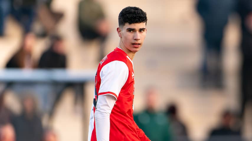 Zoon van Van Persie (18) scoort bij oefennederlaag Feyenoord tegen Dordrecht | Voetbal | NU.nl