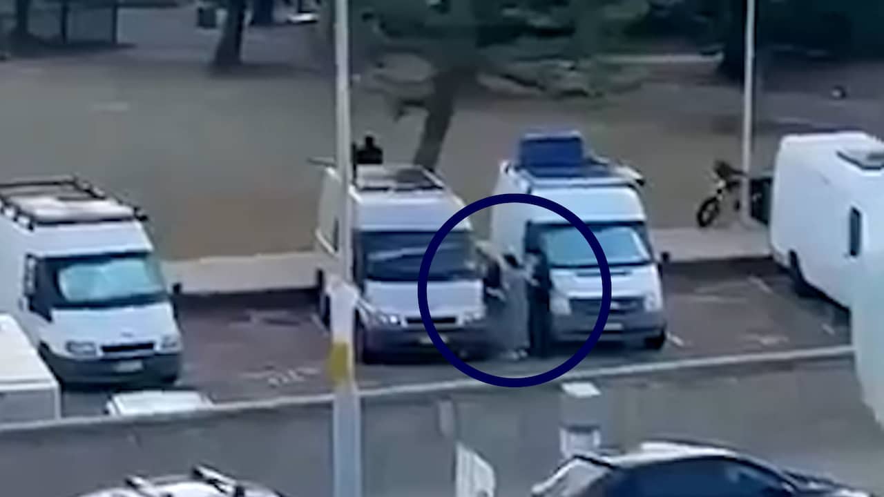 Mensen schuilen achter auto vlak bij de schutter op Bondi Beach | NU.nl