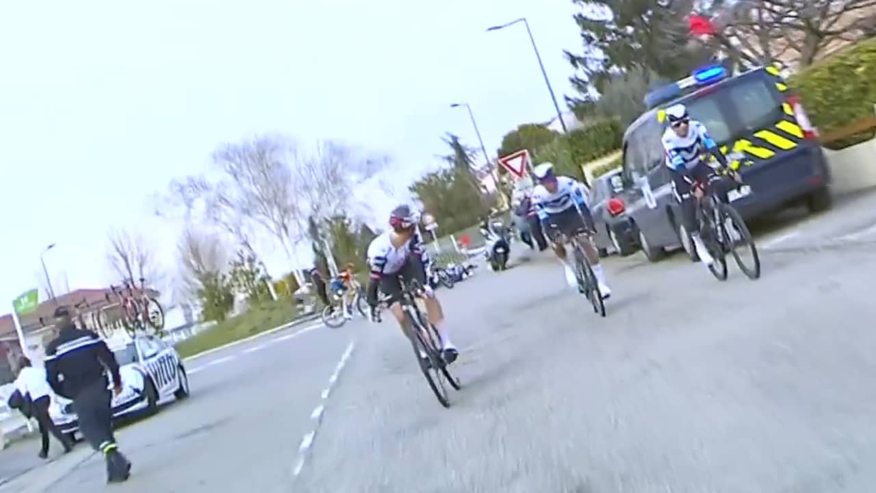 Wéér incident in wielrennen: helft kopgroep slaat vlak voor finish ...