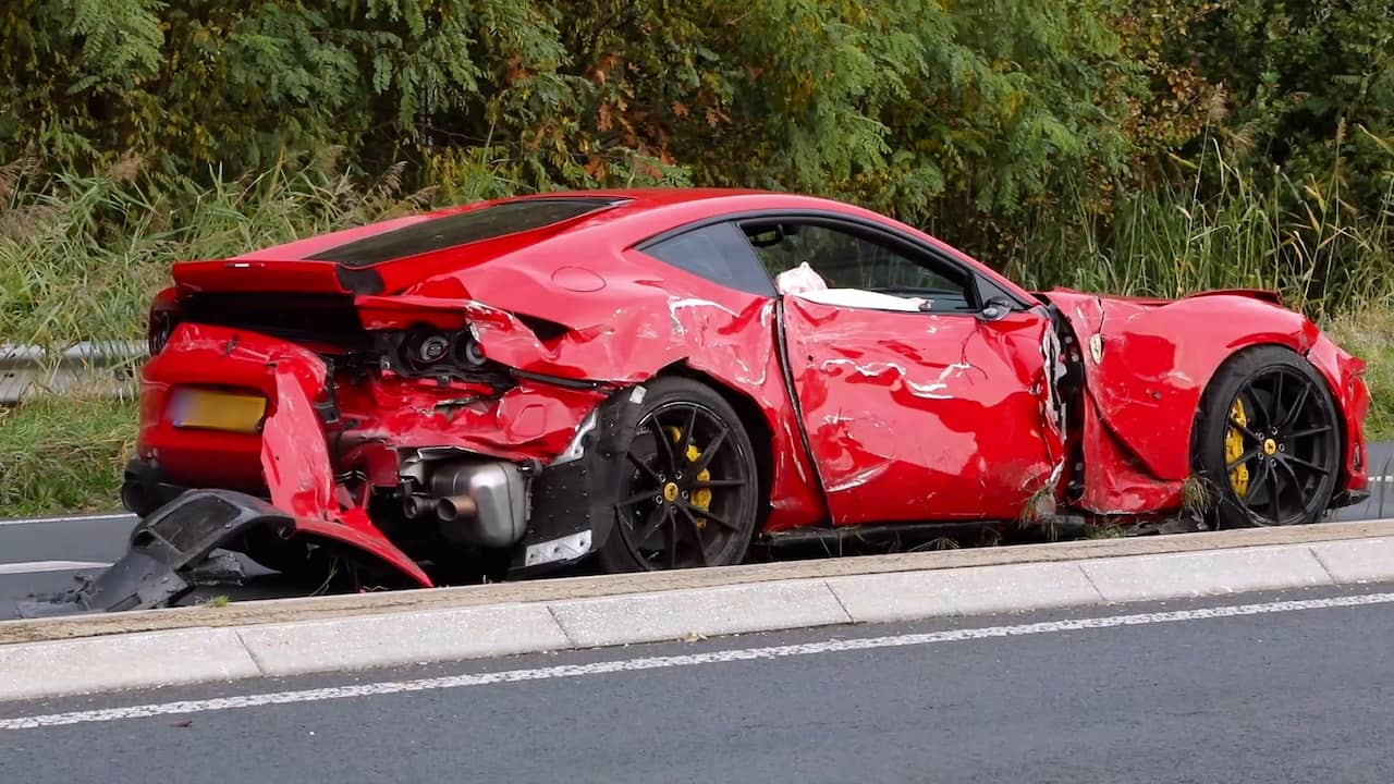 Peperdure Ferrari in de kreukels na crash in Oldenzaal | NU.nl