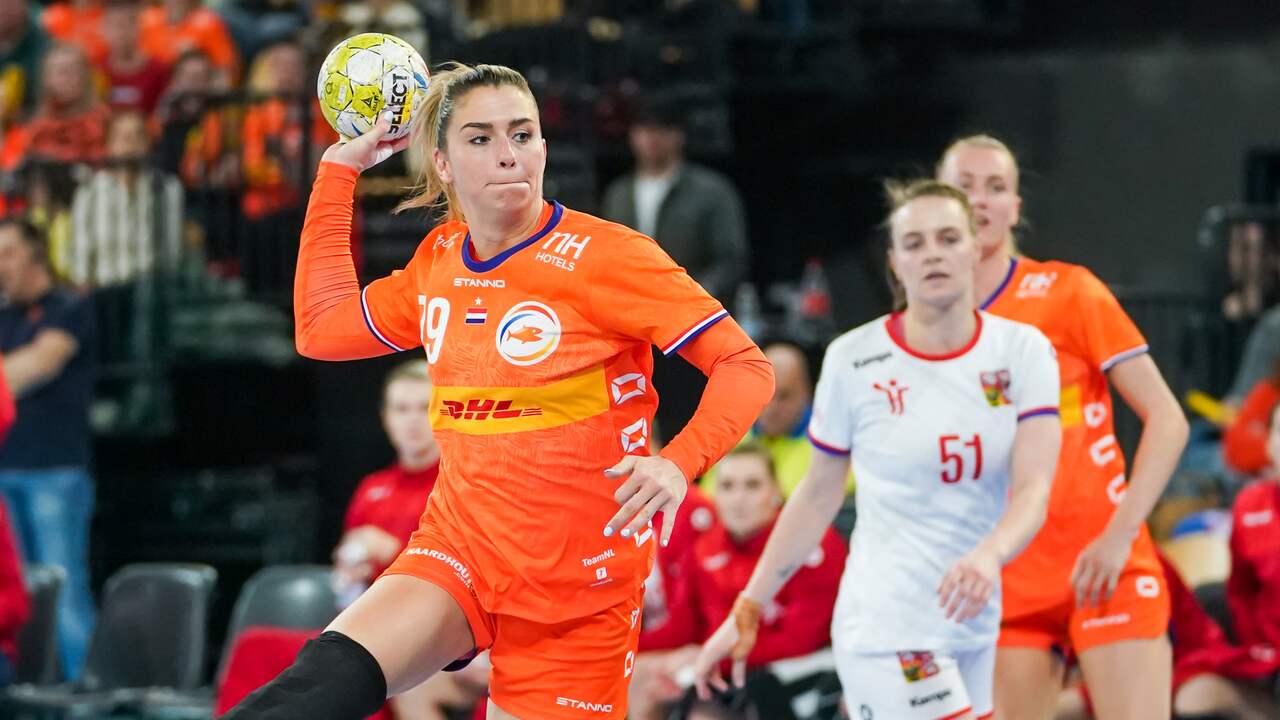 Met 'knie van zestigjarige' kan Polman eindelijk weer voluit handballen ...