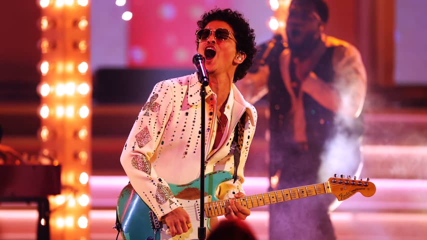 Bruno Mars brengt op 27 februari zijn eerste soloalbum in tien jaar uit ...