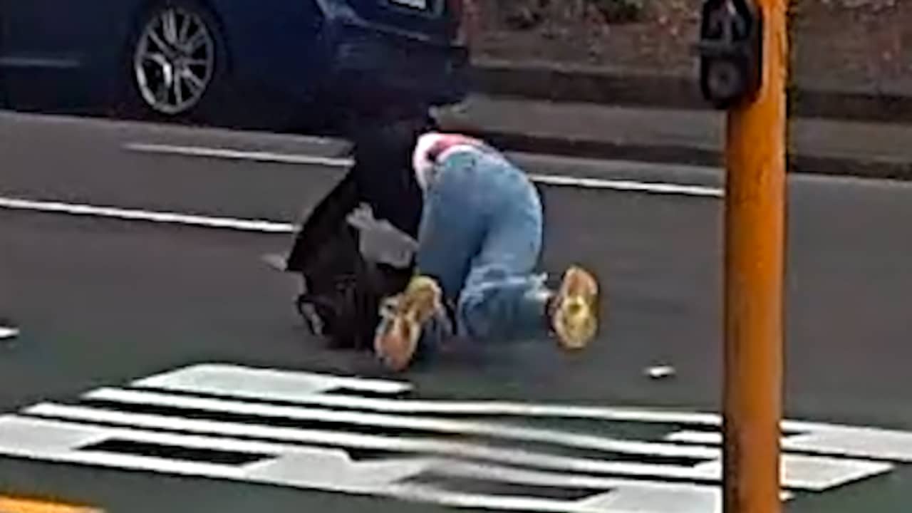 Harde wind blaast Nieuw-Zeelandse vrouw drukke autoweg op | NU.nl