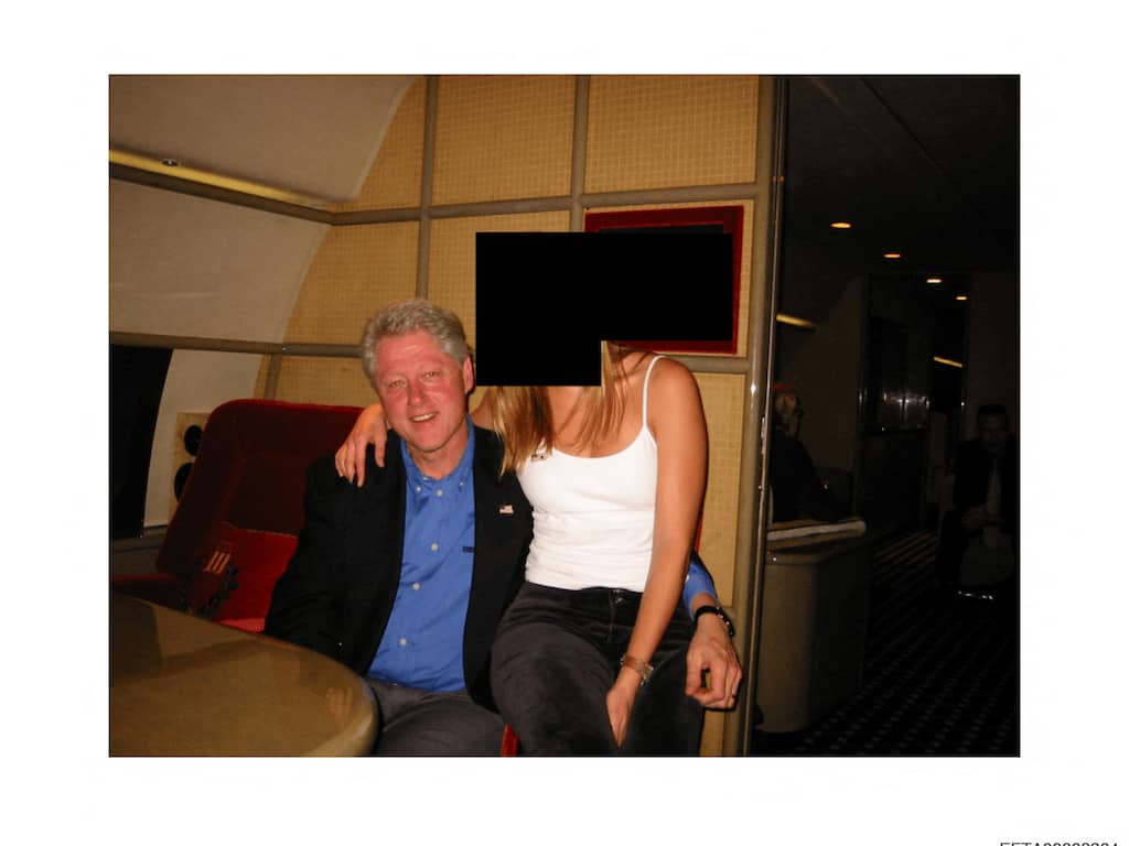 Clinton op veel Epstein-foto's, maar ook Michael Jackson | Buitenland ...
