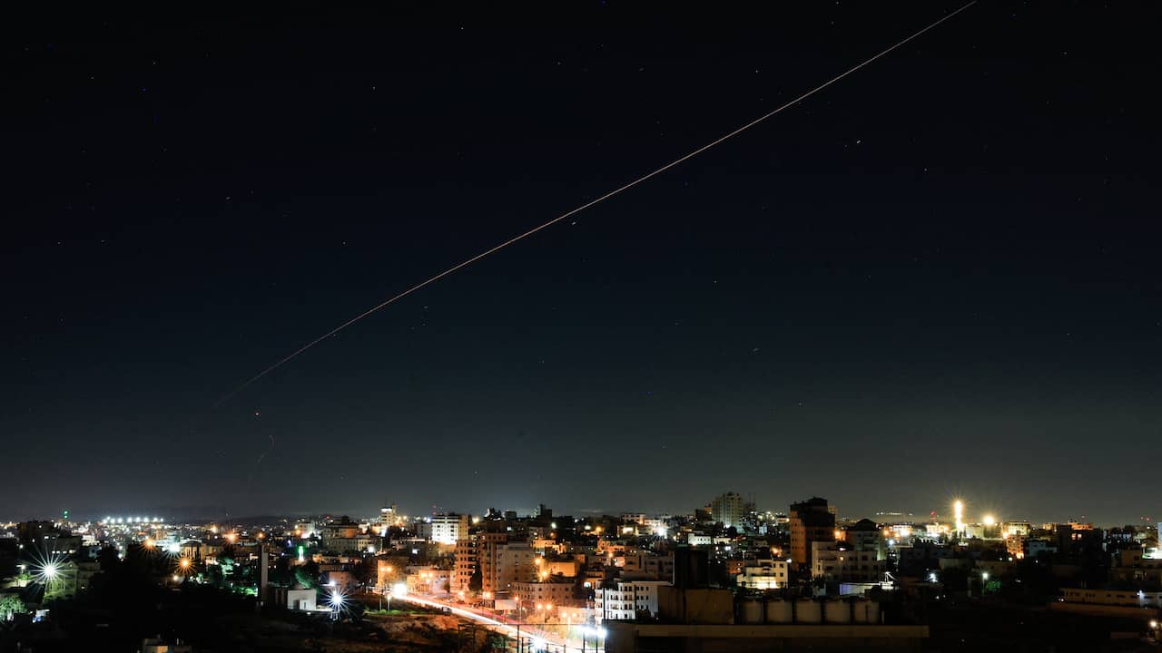 Live | Iran vuurt raketten af op Israël na eerdere Israëlische aanval ...