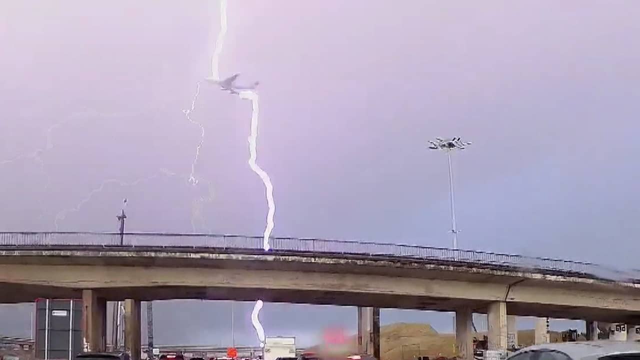 Hemel licht op als bliksem vliegtuig raakt boven Brussel | NU.nl