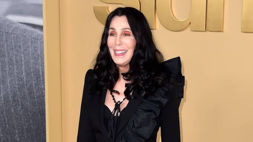 Cher bevestigt relatie met veertig jaar jongere producer Alexander ...