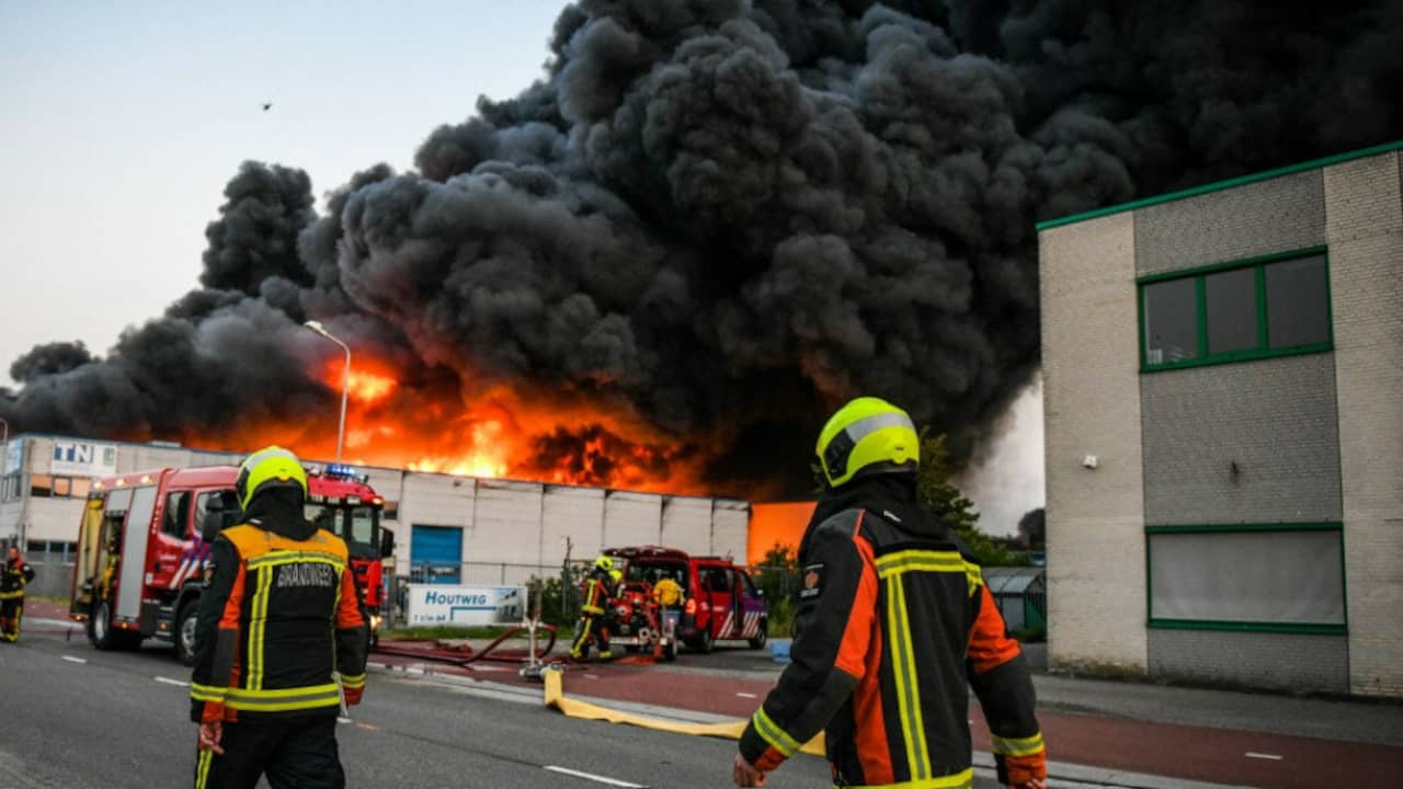 Zeer grote brand in bedrijfspanden in Zuid-Hollands Ter Aar ...