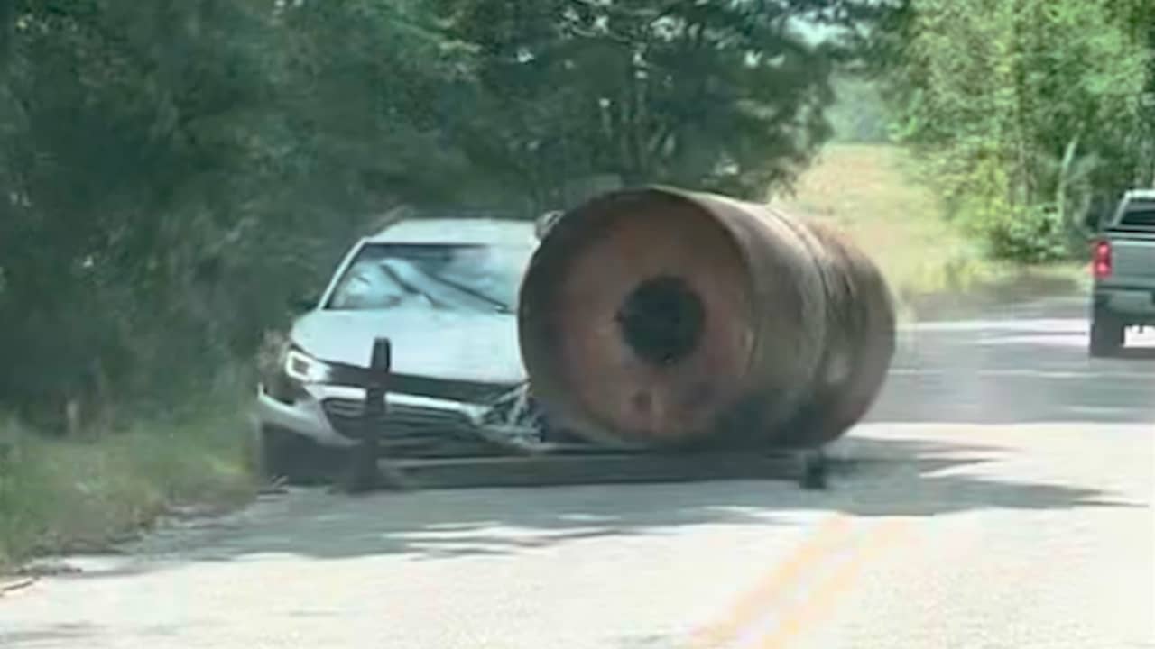 Roller van wals raakt los en plet auto in VS | NU.nl