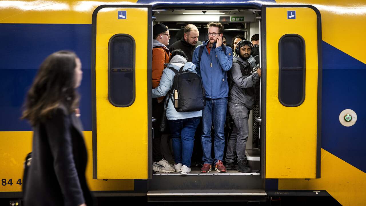 NS wil vanaf komend jaar kantoorpersoneel en beveiligers op de trein ...