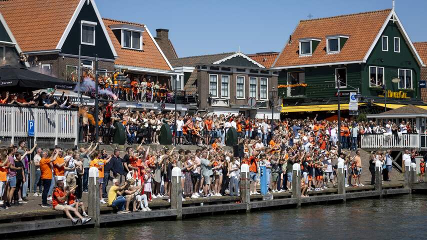 Feestvreugde op de 'Heen en Weer' tijdens huldiging FC Volendam ...