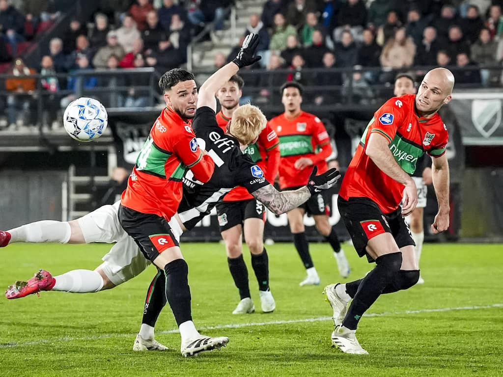 AZ geeft 1-3-voorsprong uit handen en lijdt puntenverlies tegen NEC | Voetbal | NU.nl