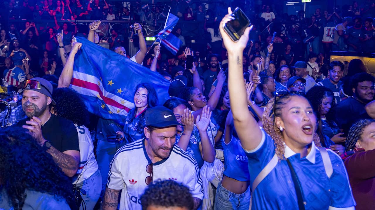 Blije en juichende supporters voor Kaapverdië in Rotterdam | NU.nl