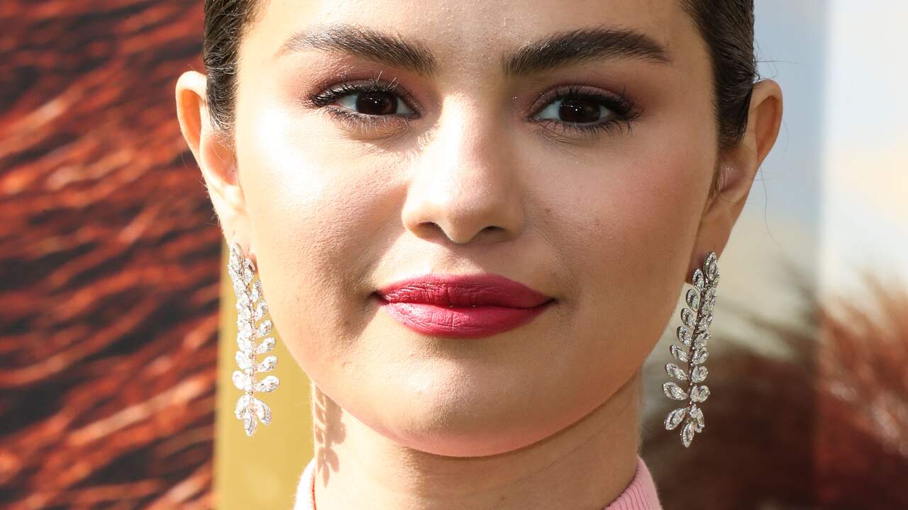 Selena Gomez baalde dat eerste zoen op televisie was met Dylan Sprouse ...