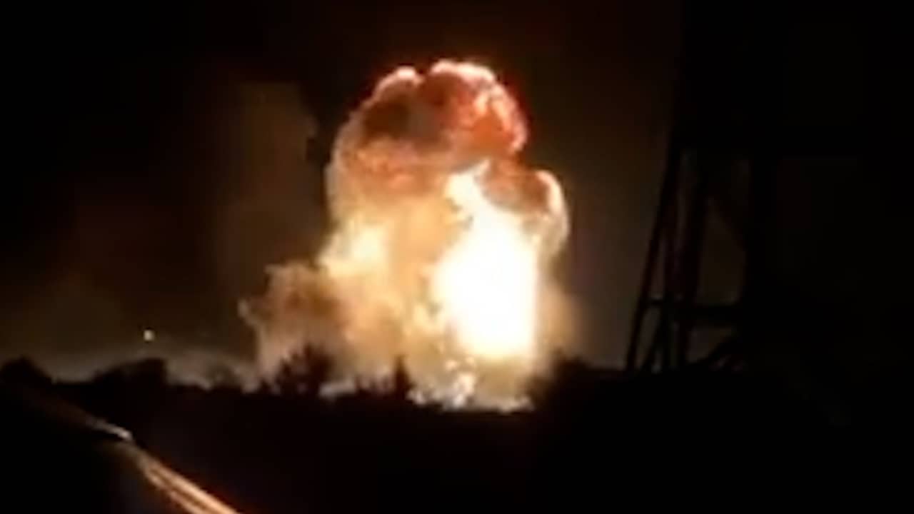 Explosies te zien op Russisch vliegveld na Oekraïense aanvallen | NU.nl