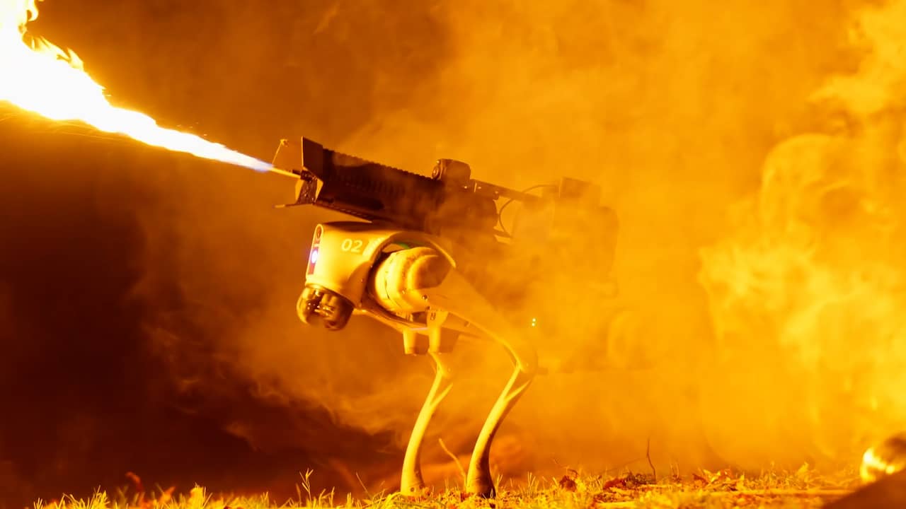 Amerikaans bedrijf maakt eerste robothond met vlammenwerper | NU.nl