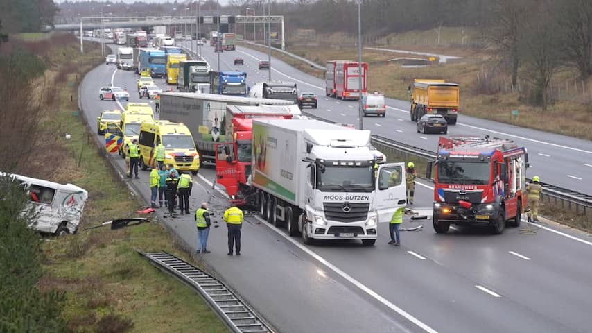 Eén dode en drie gewonden bij ongeluk met meerdere voertuigen op A50 | Binnenland | NU.nl