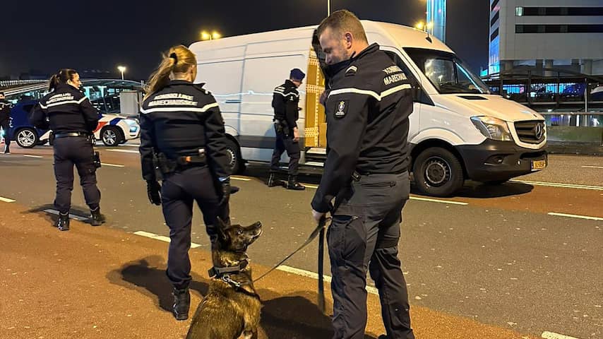 Koerier laat ronkende bus vol pakketjes achter op Schiphol en pakt ...