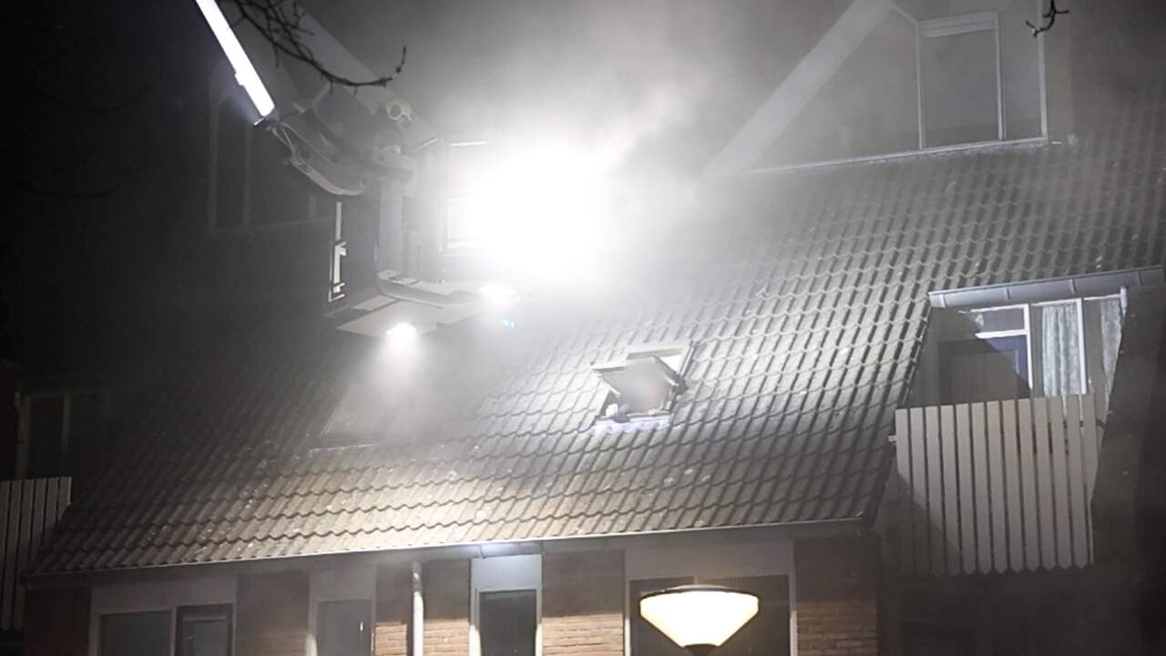 Bewoner met hoogwerker gered uit brandende woning in Leeuwarden ...