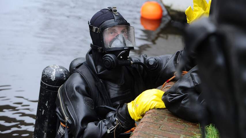 Overleden man gevonden in de Amstel, politie doet onderzoek | Amsterdam ... Overleden man gevonden in de Amstel, politie doet onderzoek | Amsterdam ...