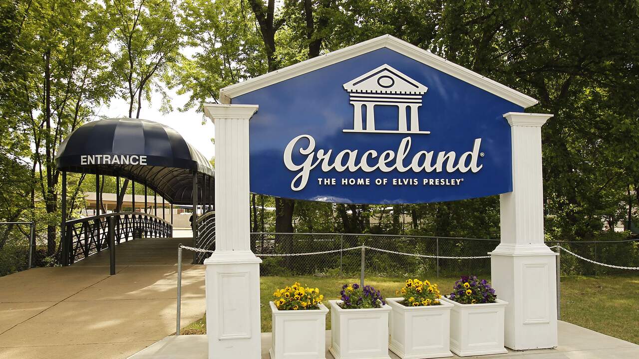 Dochters van Lisa Marie Presley erven Elvis' landgoed Graceland | Boek ...