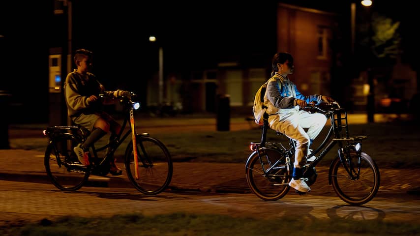 Hoe fiets je veilig in het donker? Luci’s uitvinding zorgt ervoor dat ...