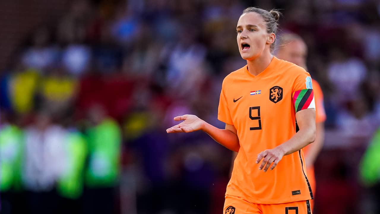 Miedema: 'Niet slim dat spelers met Jan en alleman gingen knuffelen ...