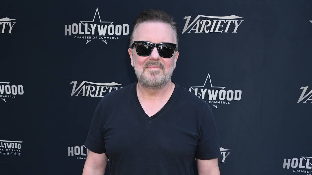 Ricky Gervais onthult standbeeld voor hond uit populaire serie After ...