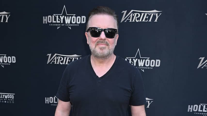 Ricky Gervais onthult standbeeld voor hond uit populaire serie After ...