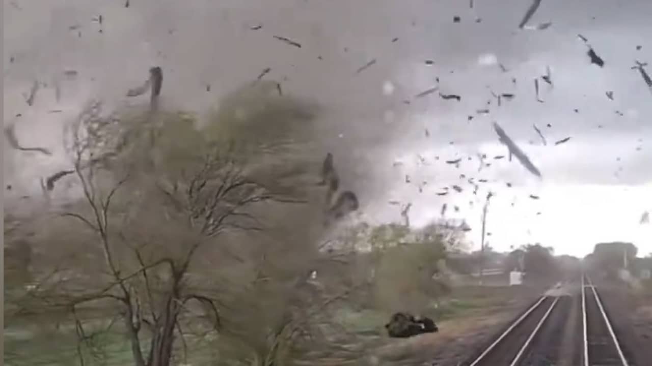 Angstaanjagende beelden als tornado over trein raast in VS | NU.nl