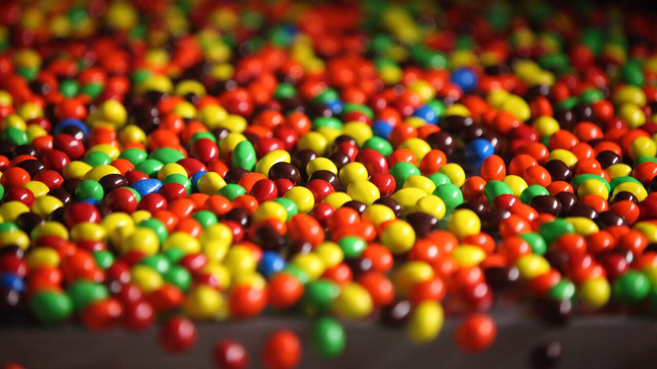 Mars haalt kunstmatige kleurstoffen uit snoep en chocola | Eten en ...