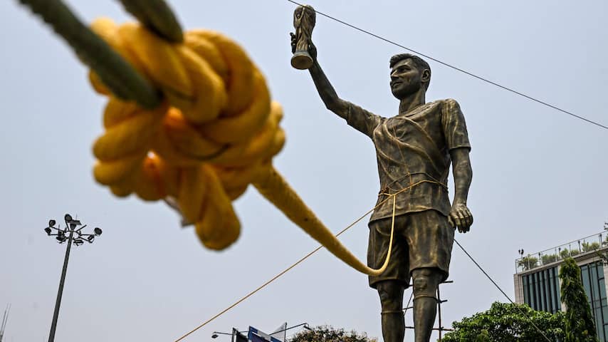 21 meter hoog standbeeld van Messi in India wordt verplaatst: 'Wiebelt ...