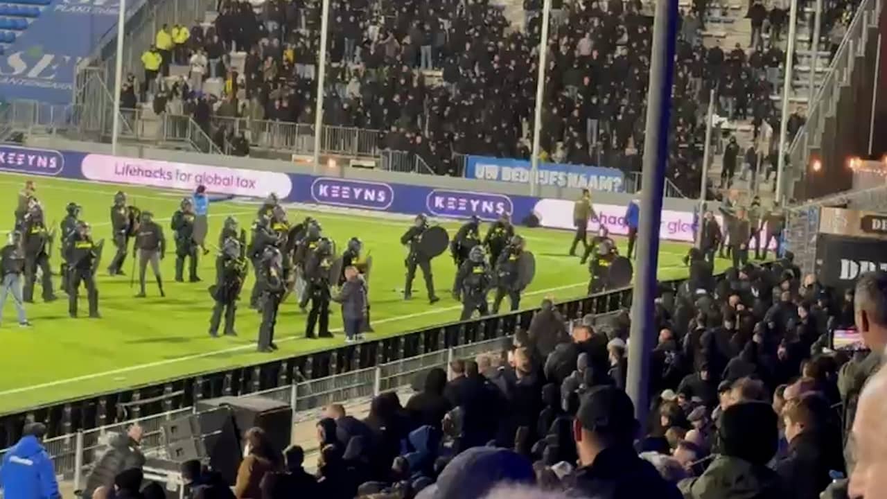 ME clasht met hooligans op veld bij bekerwedstrijd tussen Den Bosch en ADO | NU.nl