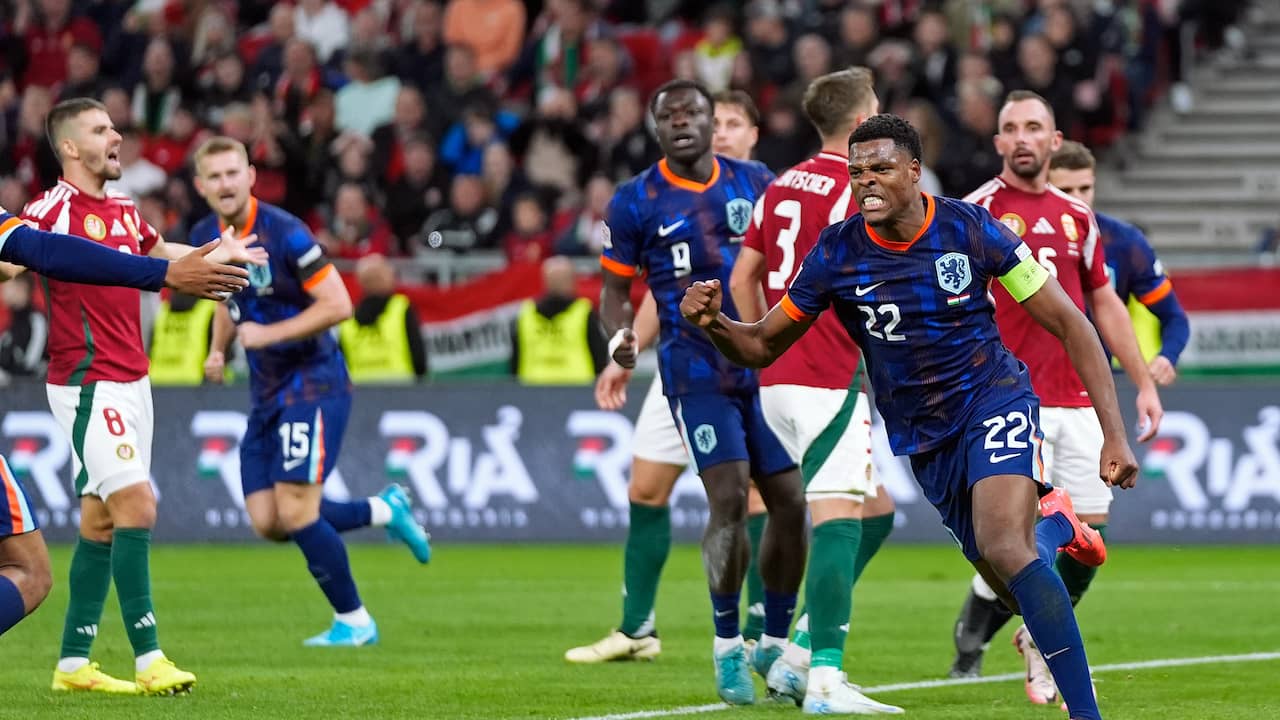 Tiental Oranje ontsnapt door late goal Dumfries aan nederlaag tegen ...