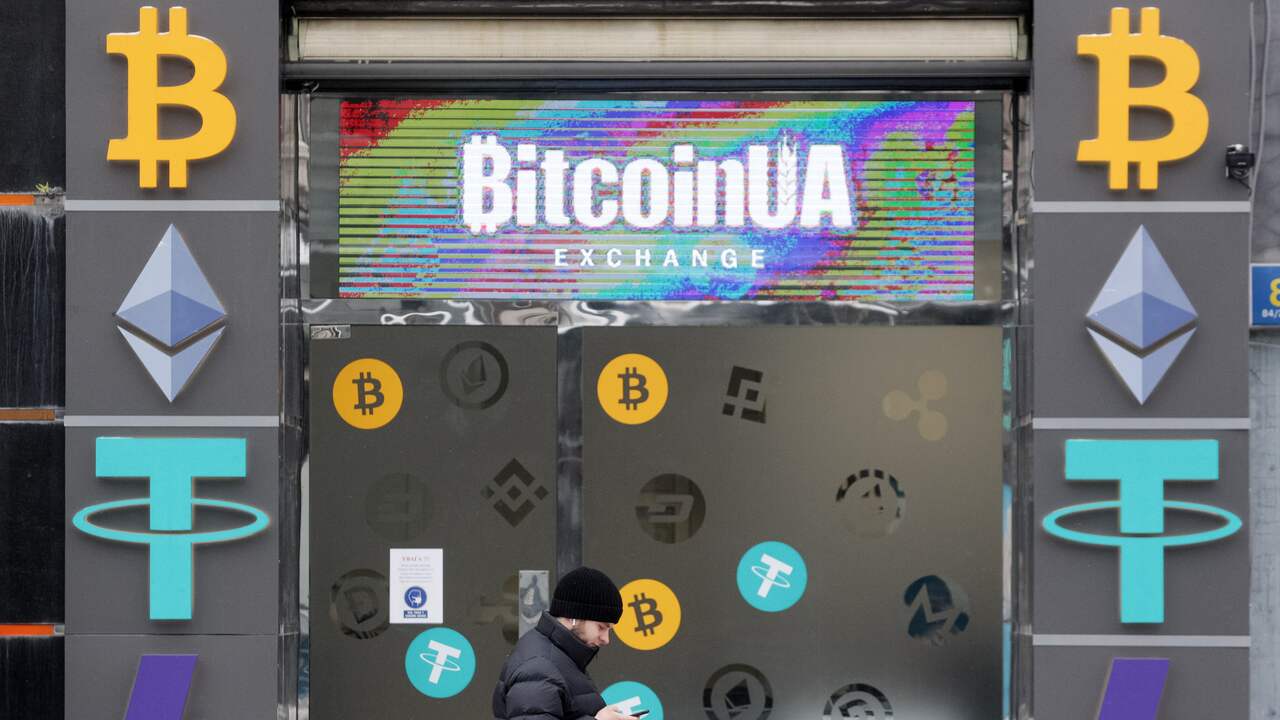 Koers van bitcoin zakt naar laagste punt in twee jaar | Economie | NU.nl