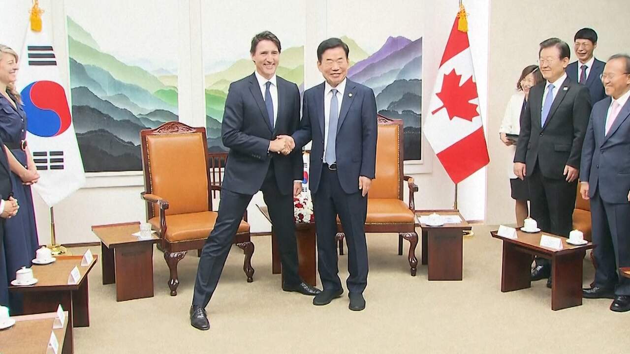 Trudeau zorgt voor hilariteit met pose in Zuid-Korea | NU.nl