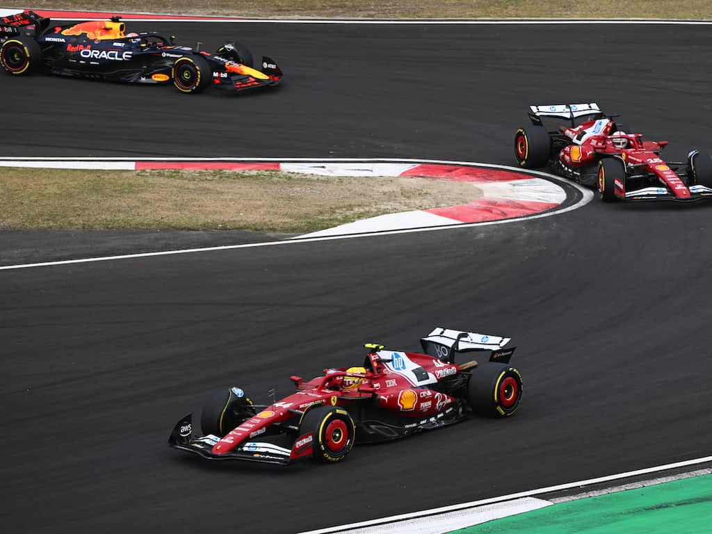 Verstappen na moeizame race vierde in GP China, Piastri wint overtuigend | Formule 1 | NU.nl