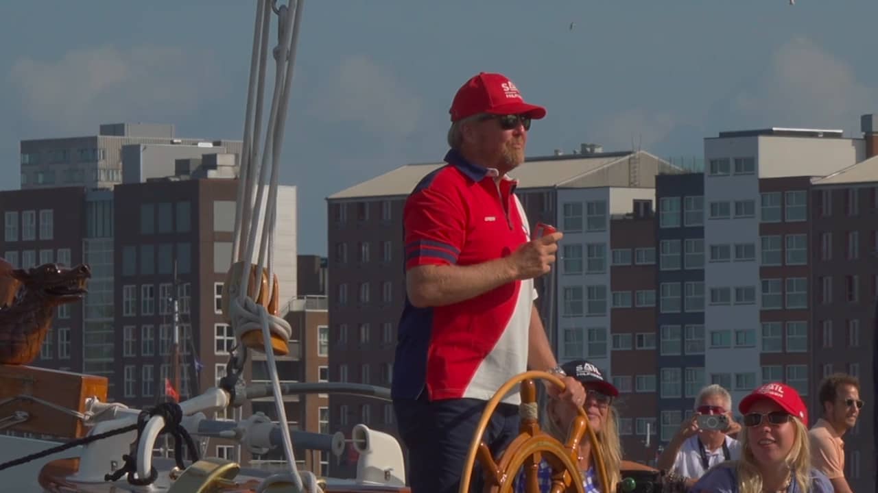 Koning Willem-Alexander aan het roer van zeiljacht tijdens SAIL | NU.nl