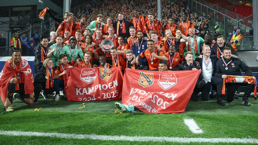 Live KKD | 'Hattrick Veerman' geniet van titelfeest Volendam: 'Wat ben ...