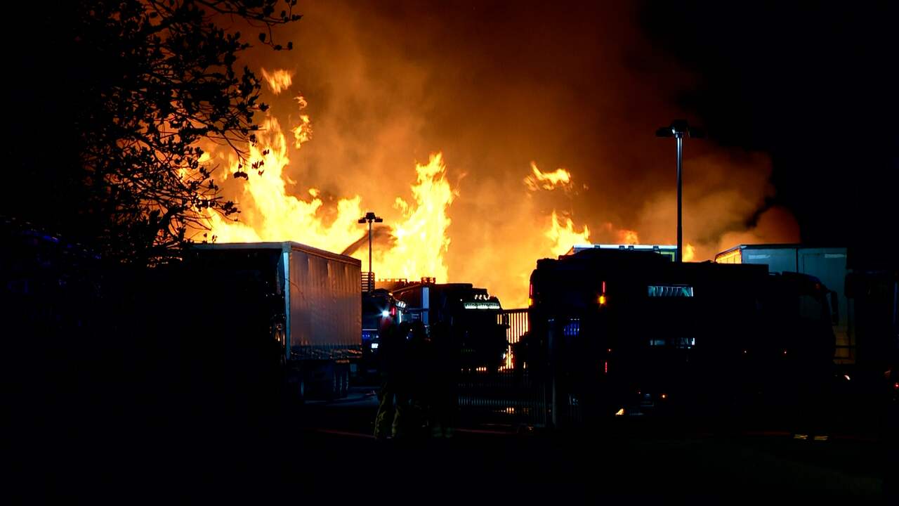 Grote stapel pallets in Brunssum gaat in vlammen op | NU.nl