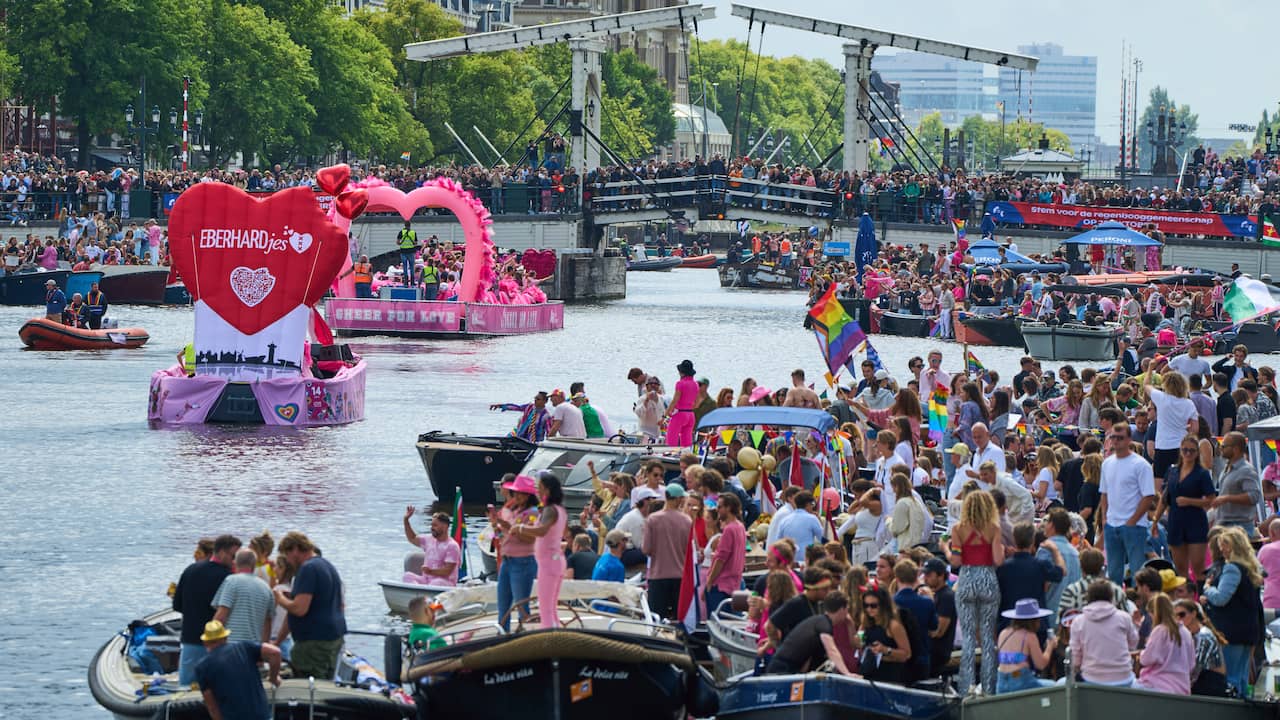 Kleurrijke boten varen door Amsterdamse grachten tijdens Pride 2025 | NU.nl