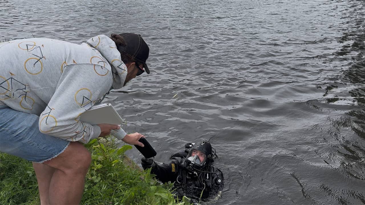 Duiker krijgt boete terwijl hij wielrenner helpt die spullen in water ...