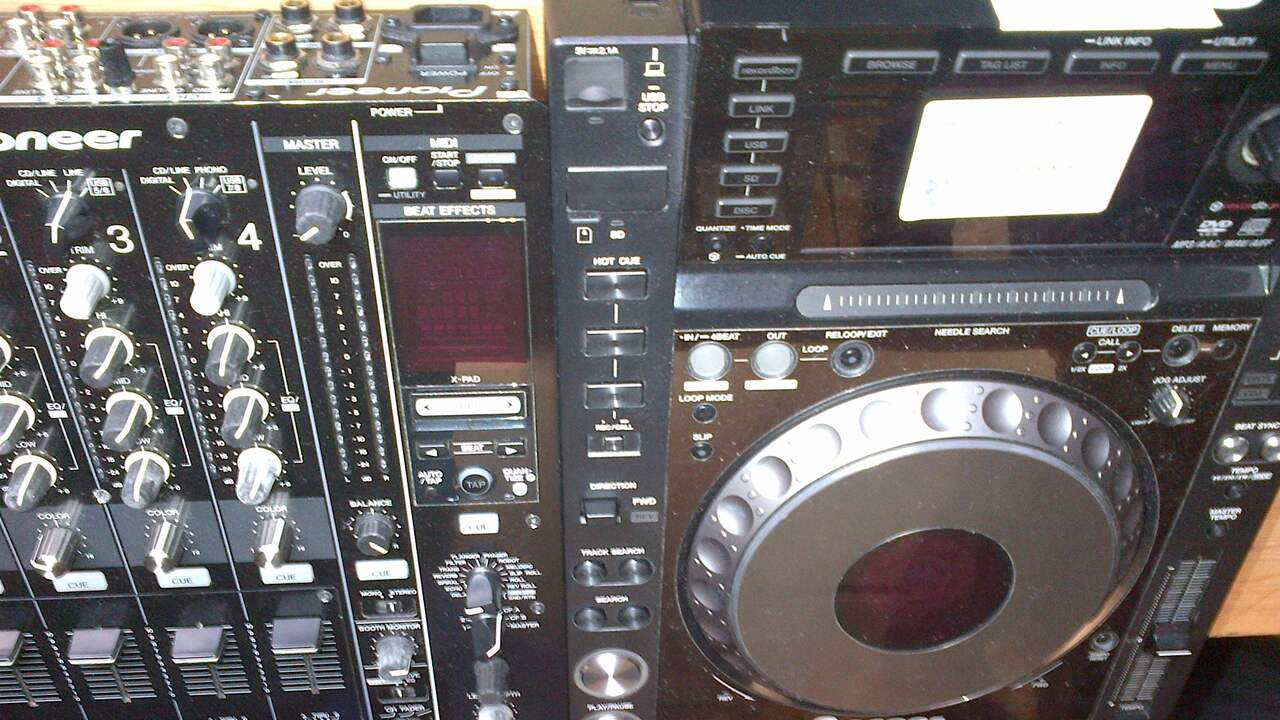 Tonnen aan gestolen dj-apparatuur gevonden in Amsterdamse woning ... Tonnen aan gestolen dj-apparatuur gevonden in Amsterdamse woning ...