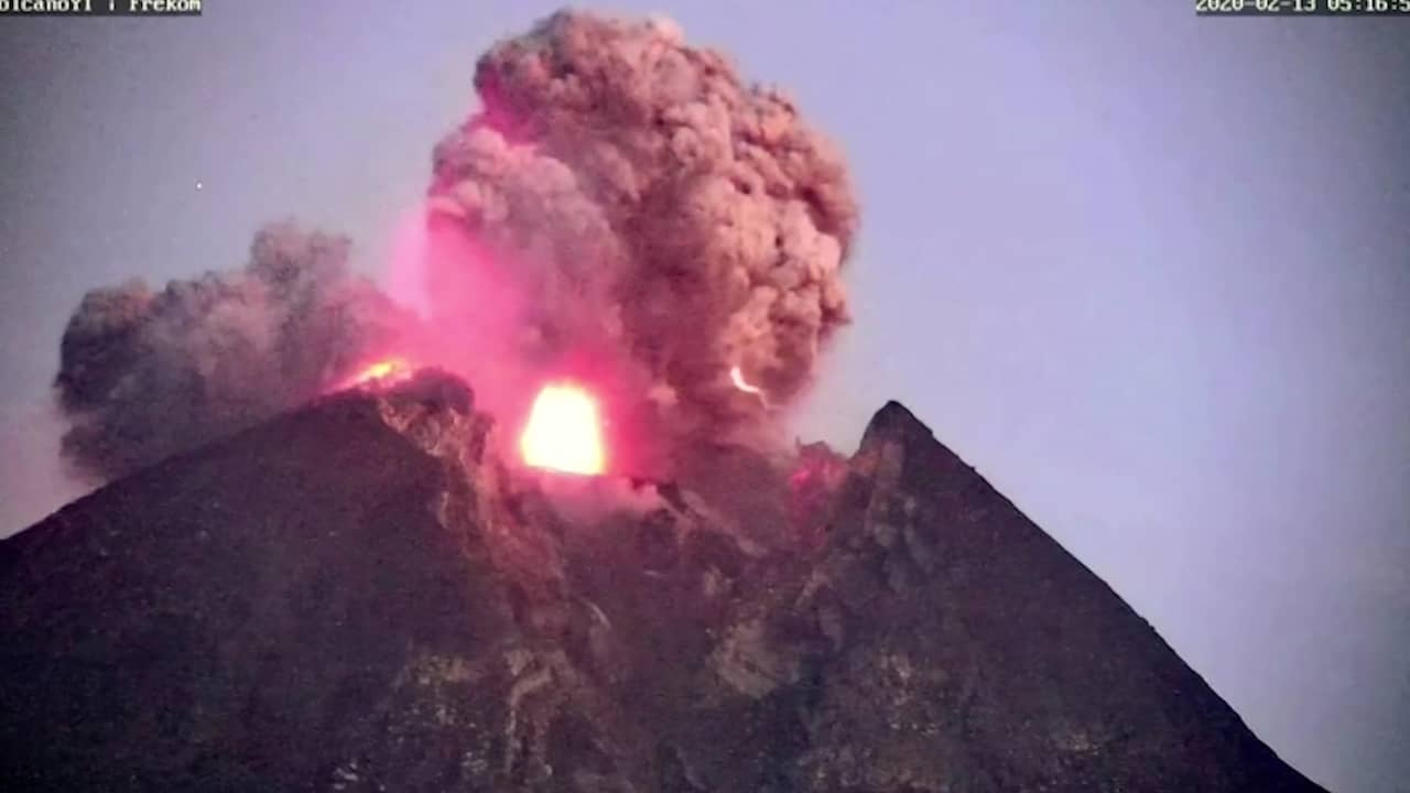 Vulkanische bliksem bij uitbarsting in Indonesië | NU.nl