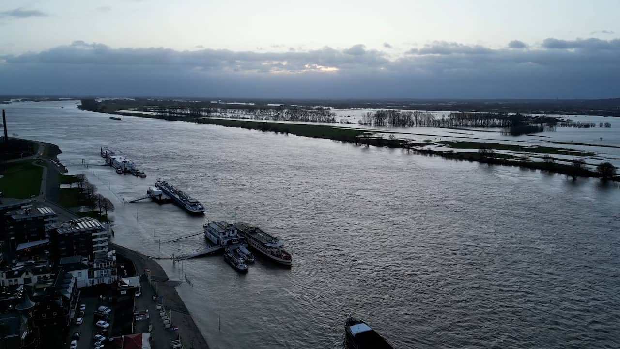 Dronebeelden tonen hoogste waterpeil bij Lobith | NU.nl