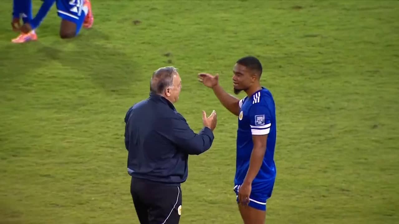 Curaçao en Advocaat dicht bij WK na monsterzege op Bermuda | NU.nl